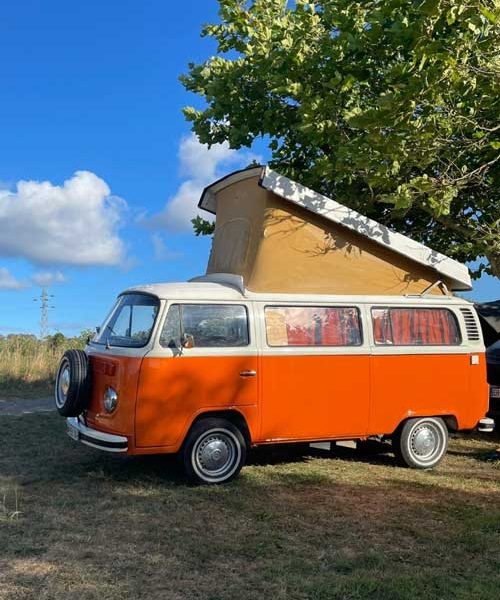 HIPPIE VAN - Découvrez le combi aménagé VW orange et blanc de 1978